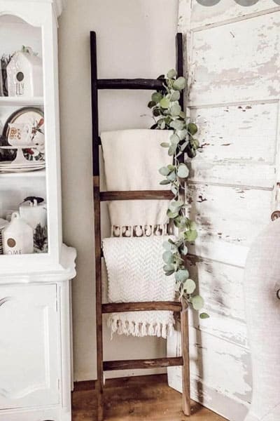 15 Creative Decorating Ideas Using An Old Wooden Ladder Lightlady Studio